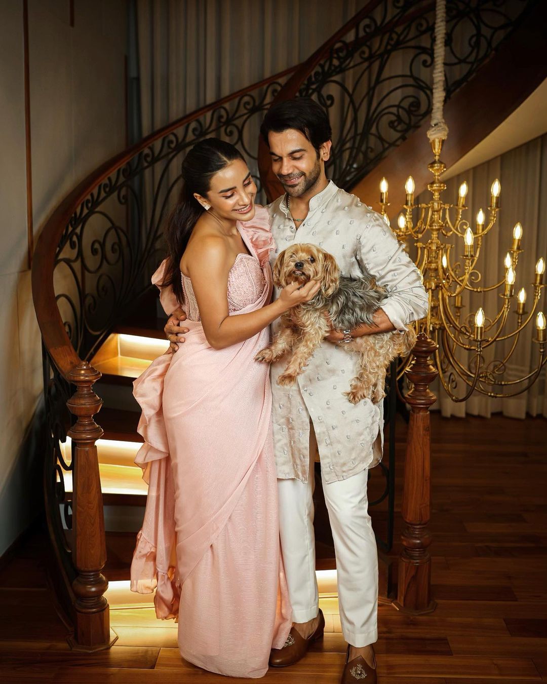 राजकुमार राव पत्नी पत्रलेखा पर लुटाते दिखे प्यार, रोमांटिक अंदाज में ...