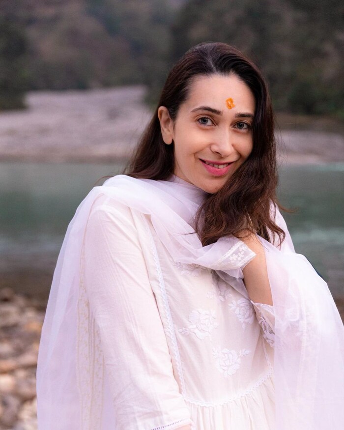 वादियों में चांदनी की तरह चमक बिखेरती नजर आईं करिश्मा कपूर, देखिए ...