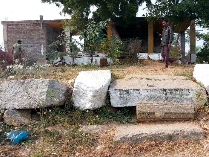 PHOTOS: 1500 फीट ऊंची पहाड़ी को काटा, मंदिर तक पहुंचने के लिए बना डालीं ...