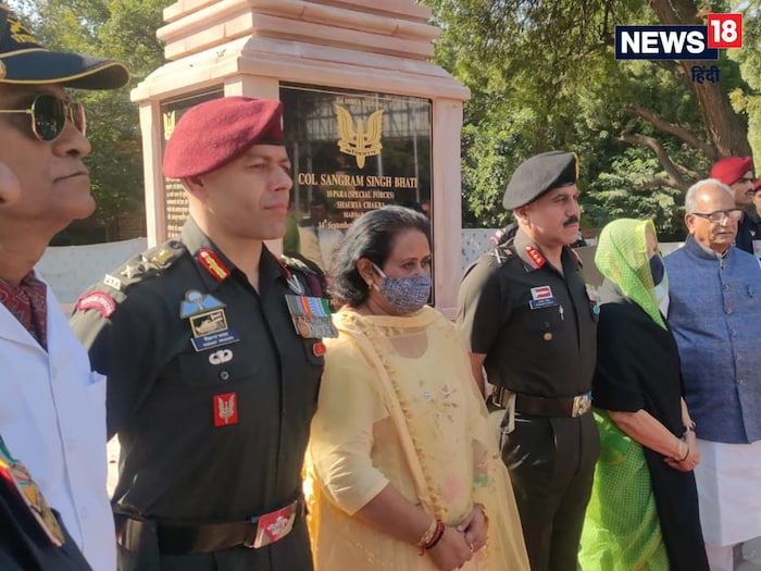 आतंकियों को मार गिराने वाले बेटे की प्रतिमा लगी तो भावुक हुई मां, बोलीं ...