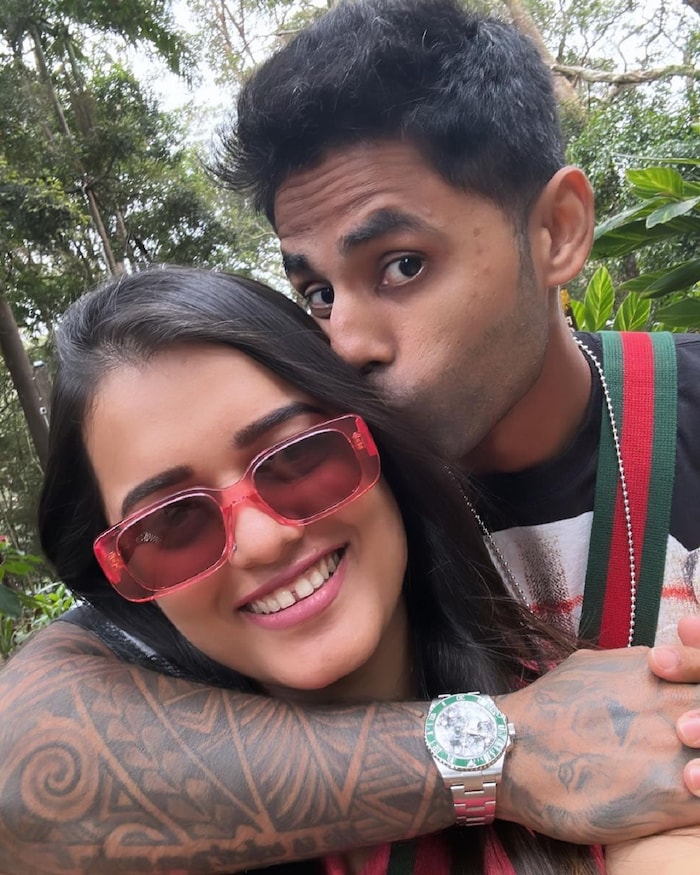 India vs New Zealand: मैच से पहले पत्नी ने सूर्यकुमार पर बरसाया प्यार, तो धाकड़ बल्लेबाज बोले- I ...