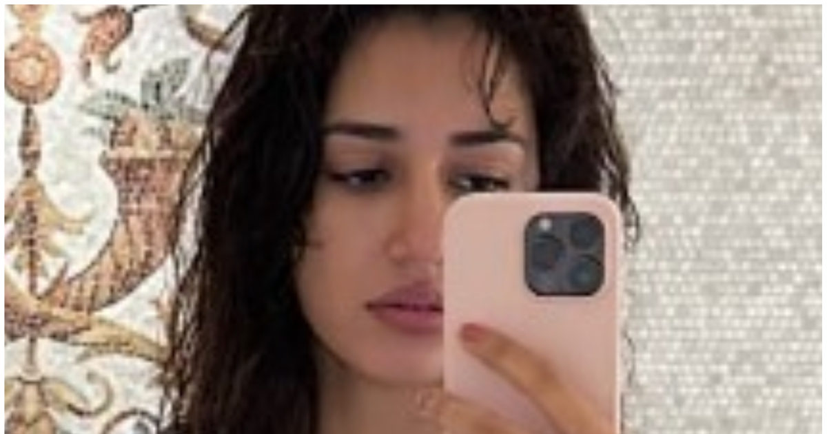 Disha Patani PHOTO: दिशा पाटनी ने बाथरूम से शेयर की मिरर सेल्फी, बाथरोब ...