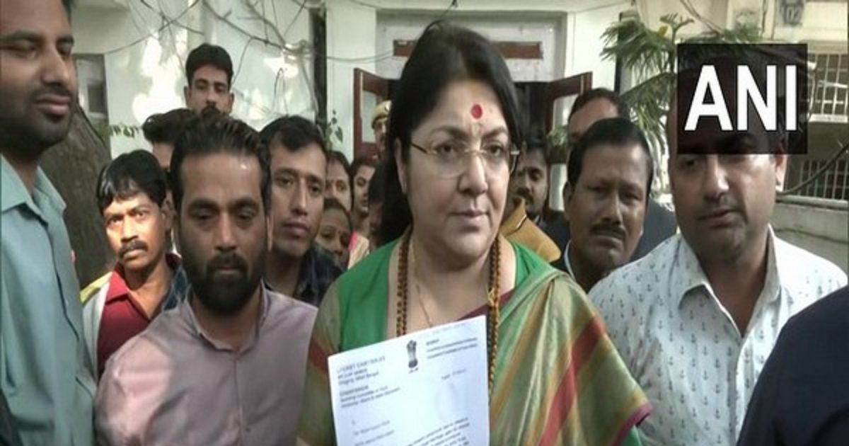 अखिल गिरि के खिलाफ थाने पहुंचीं BJP सांसद लॉकेट चटर्जी, ममता बनर्जी की ...