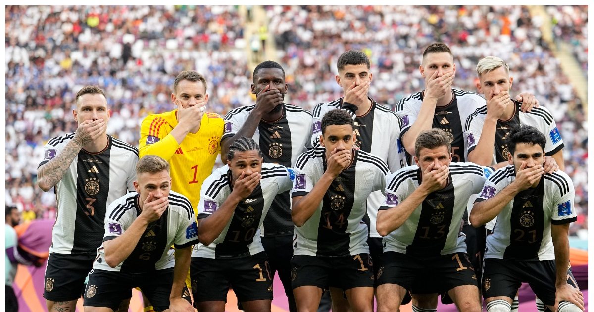Fifa World Cup 2022: जर्मनी के खिलाड़ियों ने विरोध में मैच से पहले ढका ...