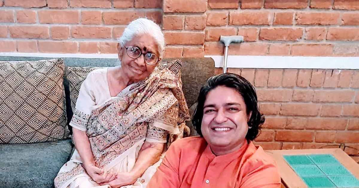 संस्मरण: जब मन्नू भंडारी ने कहा, 'अच्छा, फोटो खींच रही है तो मुस्कुराऊं ...