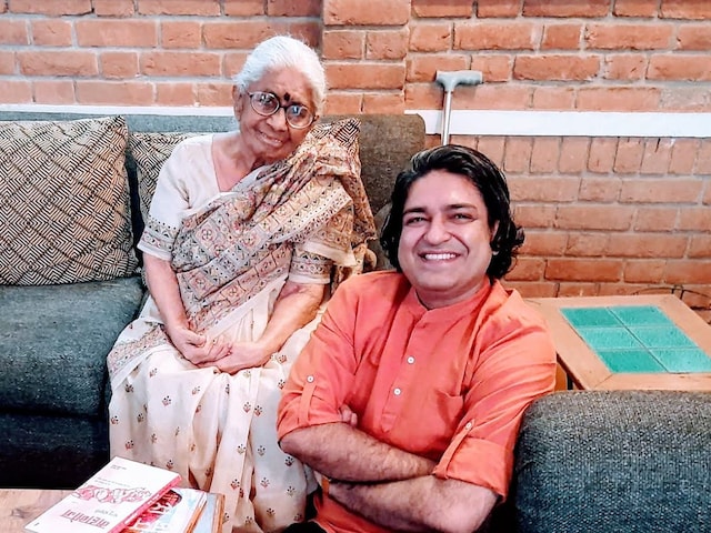 संस्मरण: जब मन्नू भंडारी ने कहा, 'अच्छा, फोटो खींच रही है तो मुस्कुराऊं ...