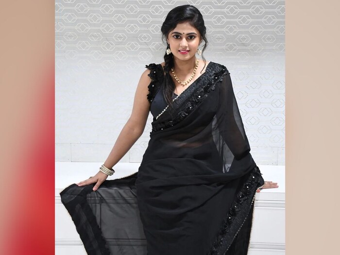 ब्लैक कलर की साड़ी में खेसारी की 'राधा' ने बढ़ाई फैंस की धड़कनें, साउथ ...