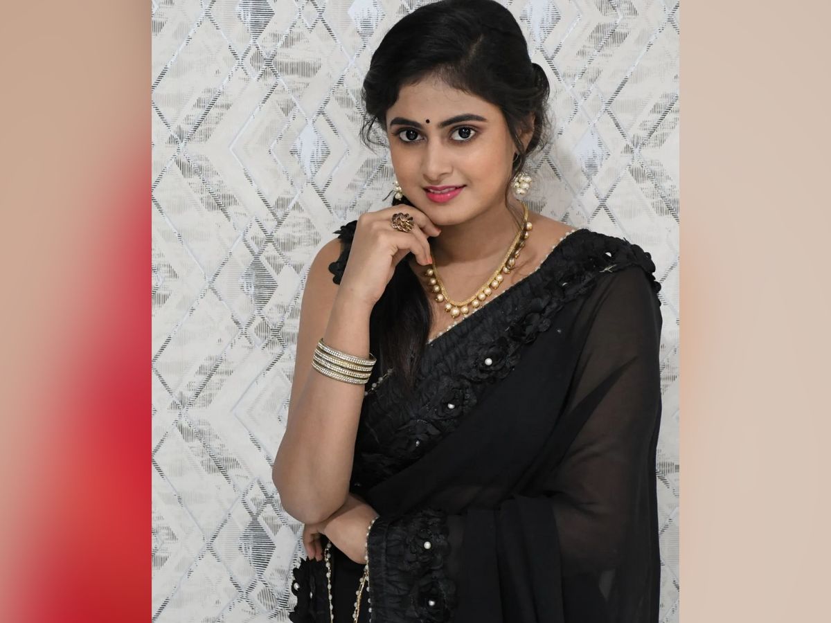 ब्लैक कलर की साड़ी में खेसारी की 'राधा' ने बढ़ाई फैंस की धड़कनें, साउथ ...