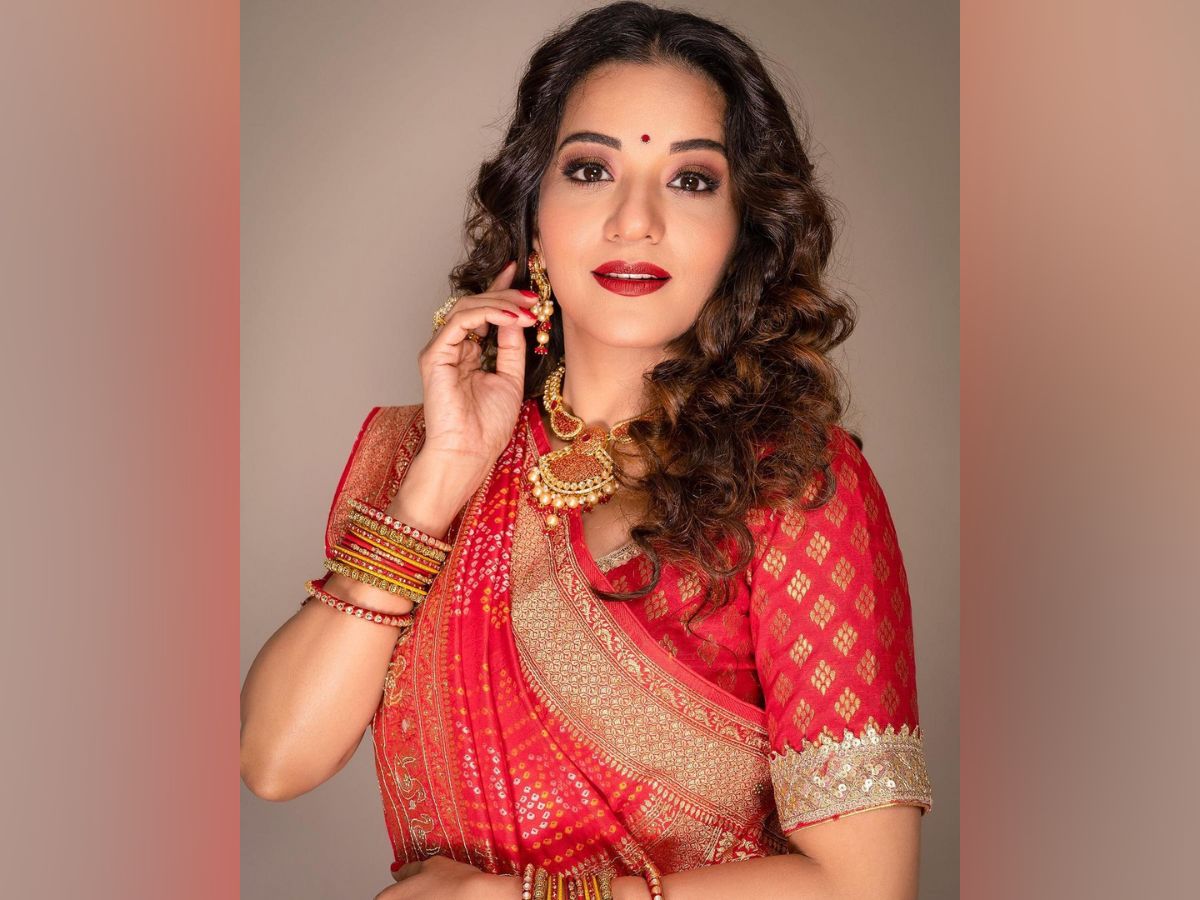 Monalisa Photos रेड कलर की साड़ी में सज संवरकर मोनालिसा ने शेयर की