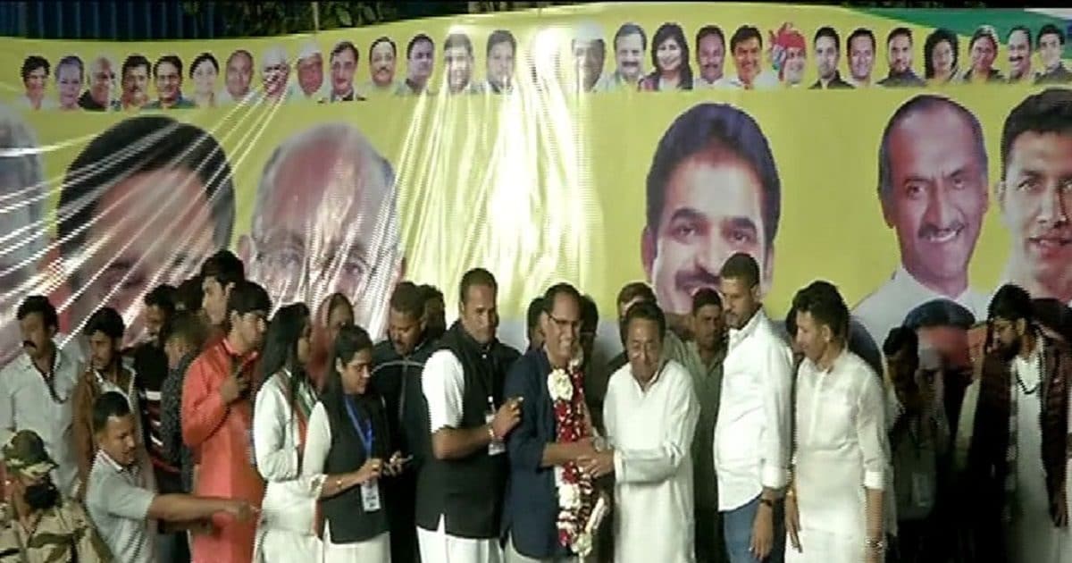 भारत जोड़ो यात्रा में पहुंचे कवि संपत सरल, पूर्व सीएम कमलनाथ ने किया ...