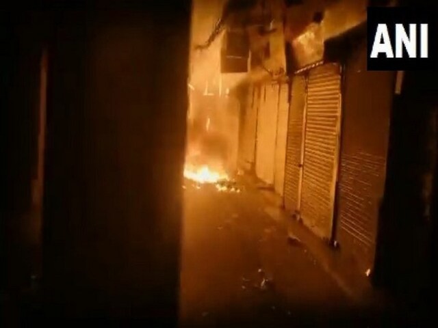 Delhi Chandni Chowk Fire: चांदनी चौक के थोक बाजार भागीरथ पैलेस में लगी ...