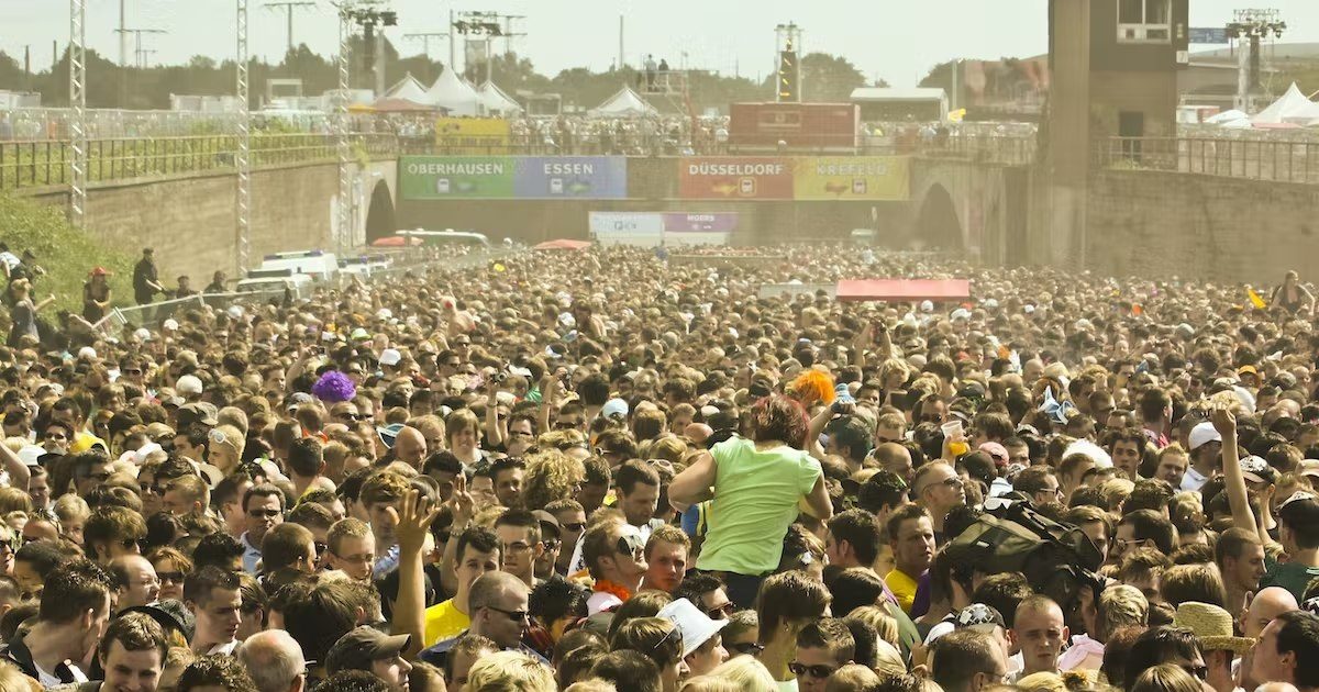 Explainer: क्यों बेकाबू हो जाती है भीड़ और उस भीड़ में कैसे खुद को रखें ...