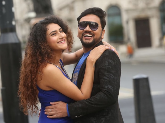 लंदन में ब्रिटिश एक्ट्रेस संग रोमांटिक दिखे भोजपुरी स्टार गुंजन सिंह ...