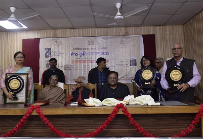 श्रेष्ठ कृति सम्मान से सम्मानित हुए आलोचक और गीतकार डॉ. ओम निश्चल - om ...