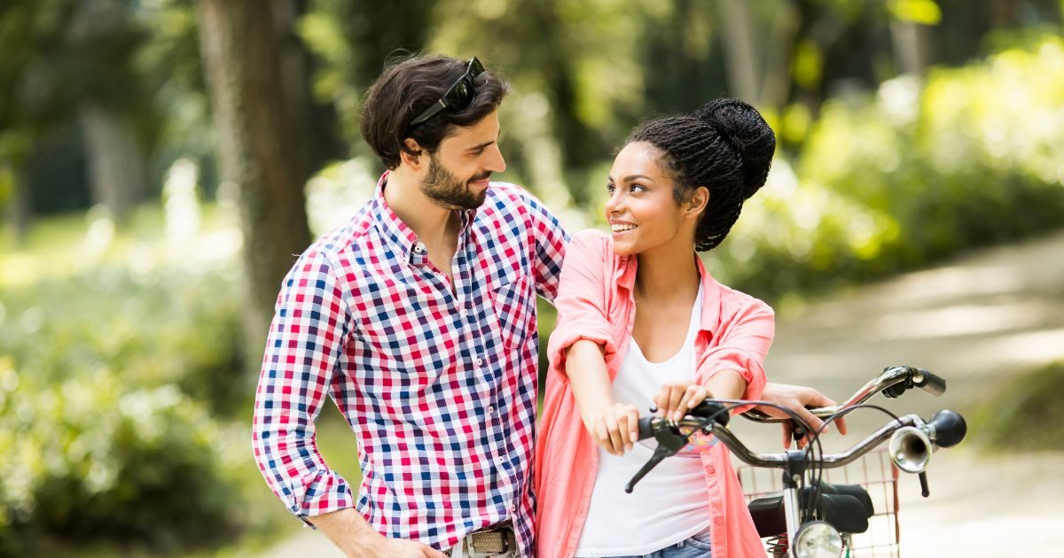 कम उम्र के पार्टनर को डेट करना बेस्ट ! ऐसे रिश्ते को मजबूत बनाता है यह ...