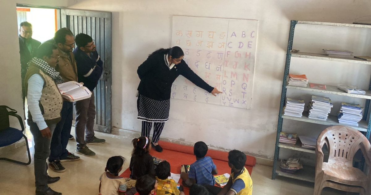 मंडला में कलेक्टर बनी शिक्षक और विद्यार्थियों की ली क्लास, बच्चों ने ...