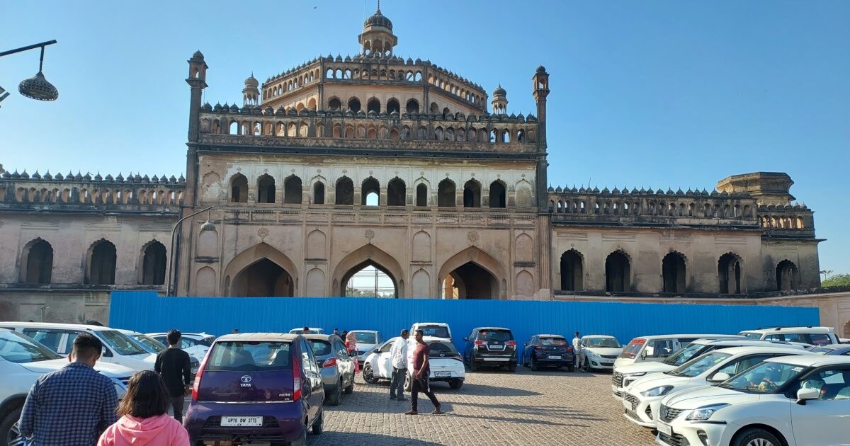 Rumi Darwaza Lucknow: लखनऊ के रूमी गेट में आई दरारें, मरम्मत का काम ...