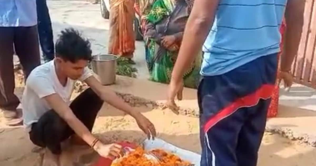 Video: हिंदू रीति रिवाज से किया गया बंदर का अंतिम संस्कार, हनुमान ...