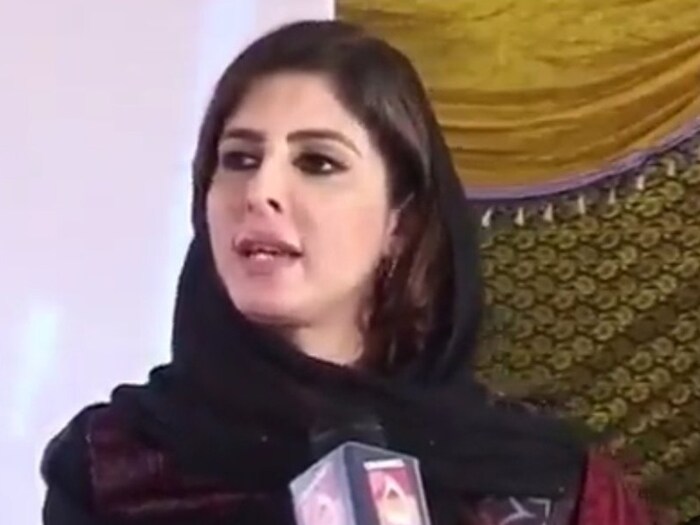 PHOTOS: इमरान को बताया था नेशनल हीरो, अब ऑडियो लीक से सुर्खियों में आईं आयला मलिक, फोटो में ...