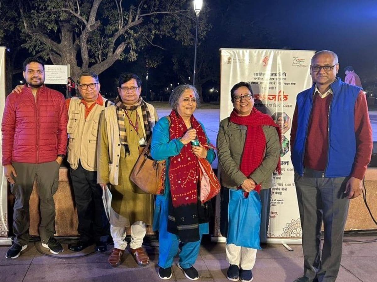 साहित्यकार क्षमा शर्मा ने लगाया मुखौटा, राजीव तांबे निकालने लगे भूत की ...