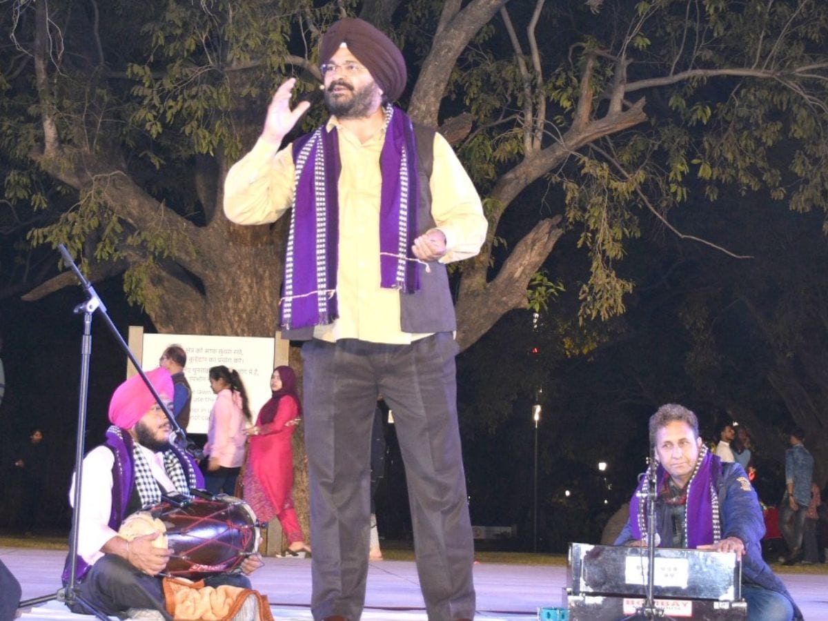 साहित्यकार क्षमा शर्मा ने लगाया मुखौटा, राजीव तांबे निकालने लगे भूत की ...