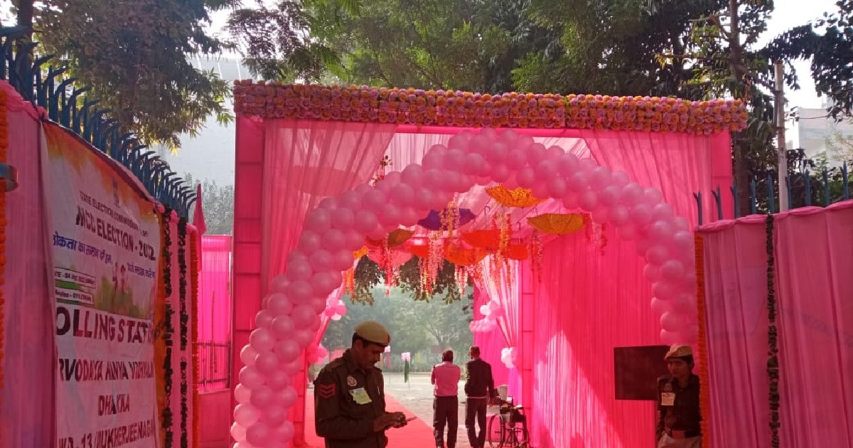 PHOTOS: मतदाताओं को लुभाने के लिए लाउंज जैसी व्यवस्था, तस्वीरों में ...