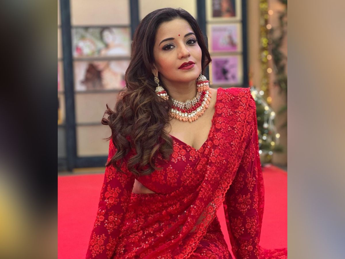 Monalisa Photos: बोल्डनेस के बाद छाया मोनालिसा का 'संस्कारी बहू' वाला अंदाज, लाल नेट साड़ी में ...