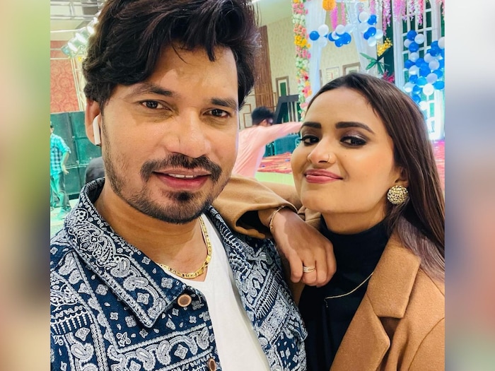 B'day Spl: नीलम गिरी और प्रवेश लाल के बीच दिखी जबरदस्त कैमिस्ट्री ... B'day Spl: नीलम गिरी और प्रवेश लाल के बीच दिखी जबरदस्त कैमिस्ट्री ...