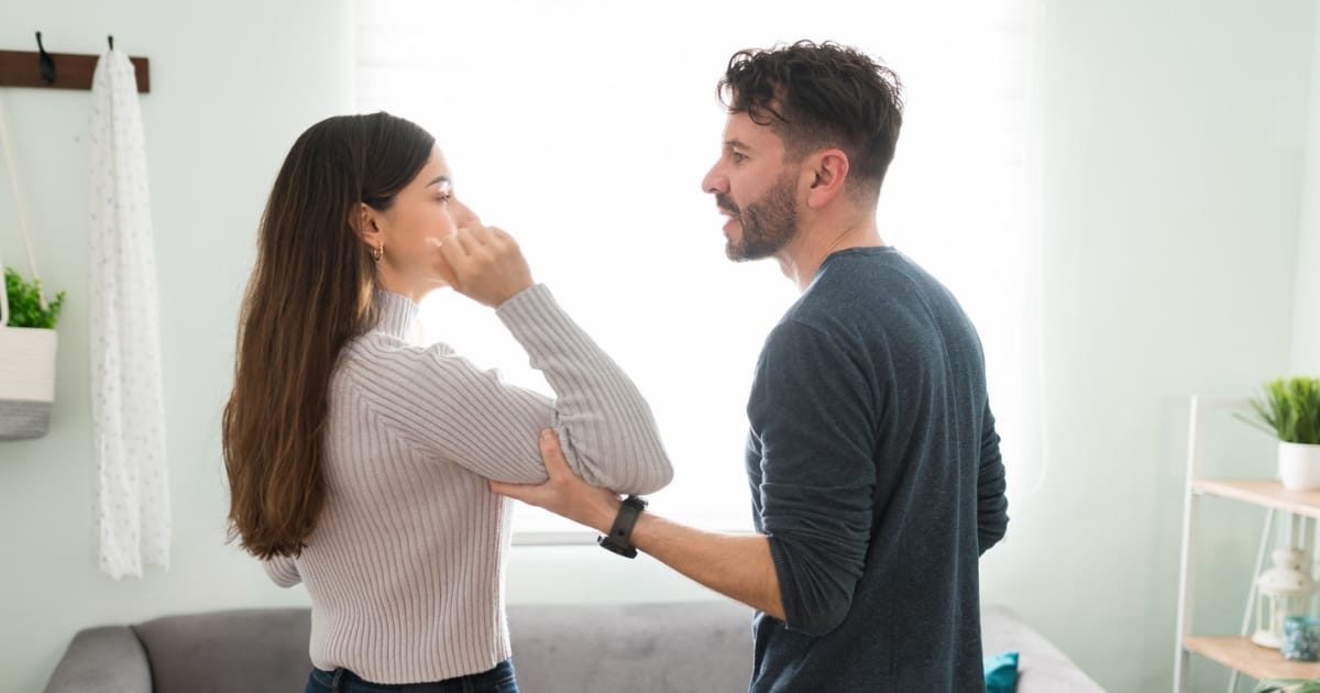 रिश्ते को कमजोर कर सकता है पार्टनर को खोने का डर, बेवजह शक करना भी ...