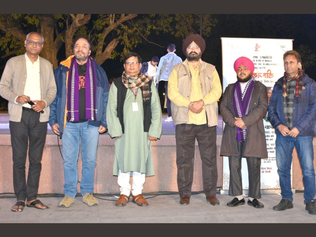 साहित्यकार क्षमा शर्मा ने लगाया मुखौटा, राजीव तांबे निकालने लगे भूत की ...