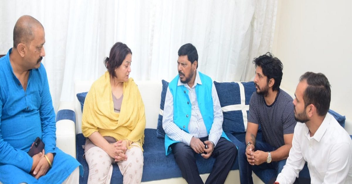 Tunisha Sharma Death Case: तुनिषा शर्मा के पर‍िजनों से म‍िले केंद्रीय ...