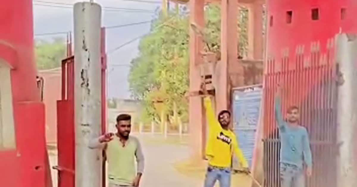 तीन दोस्तों को पुलिस ने भेजा जेल, सेंट्रल जेल के सामने तलवार लहराकर ...