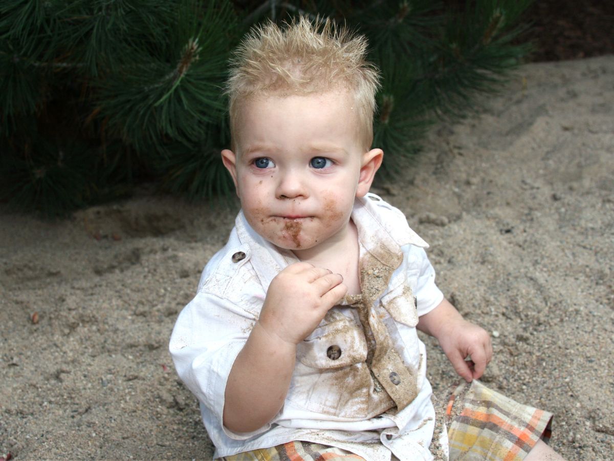 आपका बच्चा भी खाता है मिट्टी? इस तरीके से छुड़वाएं उसकी ये आदत - easy ...