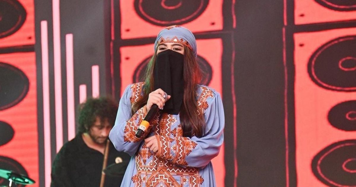 Evaa B: पाकिस्तानी नकाब ‘गली गर्ल’ ने की सगाई, फ्लॉन्ट की इंगेजमेंट ...