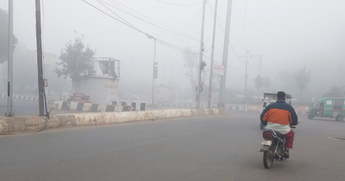 UP Weather: लखनऊ में तापमान गिरने से ठिठुरन, कोहरा बढ़ा, जानिए यूपी में ...
