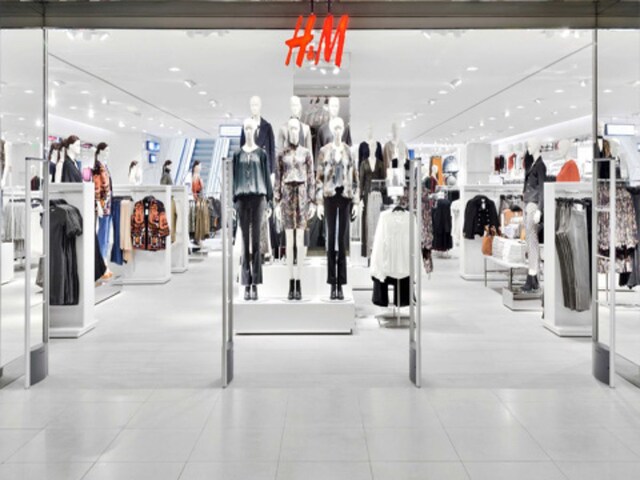 H&M Layoff : दिग्गज फैशन कंपनी H&M करने जा रही 1500 कर्मचारियों की छंटनी, जानें क्या है वजह - hm ...