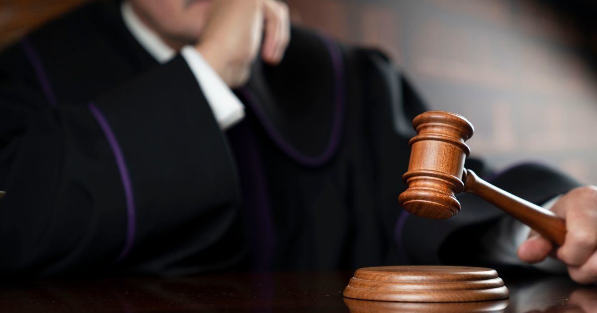 गुजरात: भरी अदालत में आरोपी ने जज पर किया पत्थर से हमला, बाल-बाल बचे ...