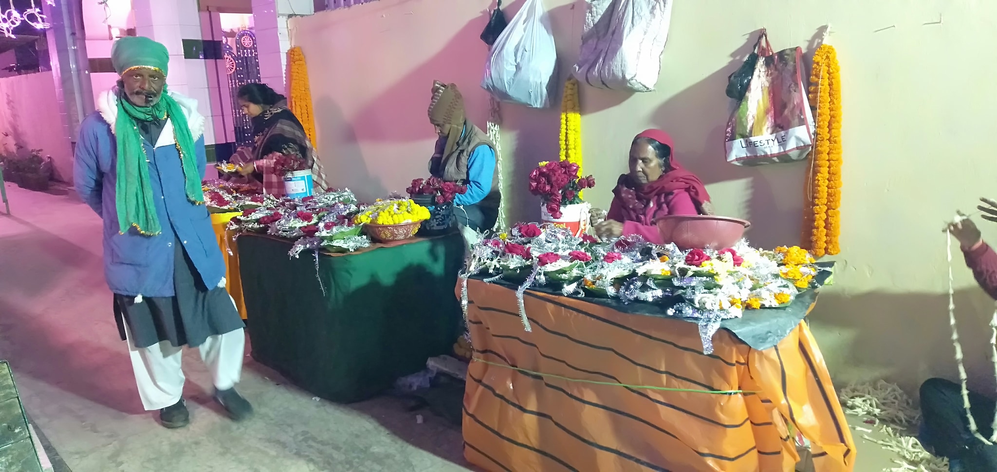 Hazaribagh: हिंदुओं से चादर खरीदकर मजार पर चढ़ाते हैं मुस्लिम, एकता की ...