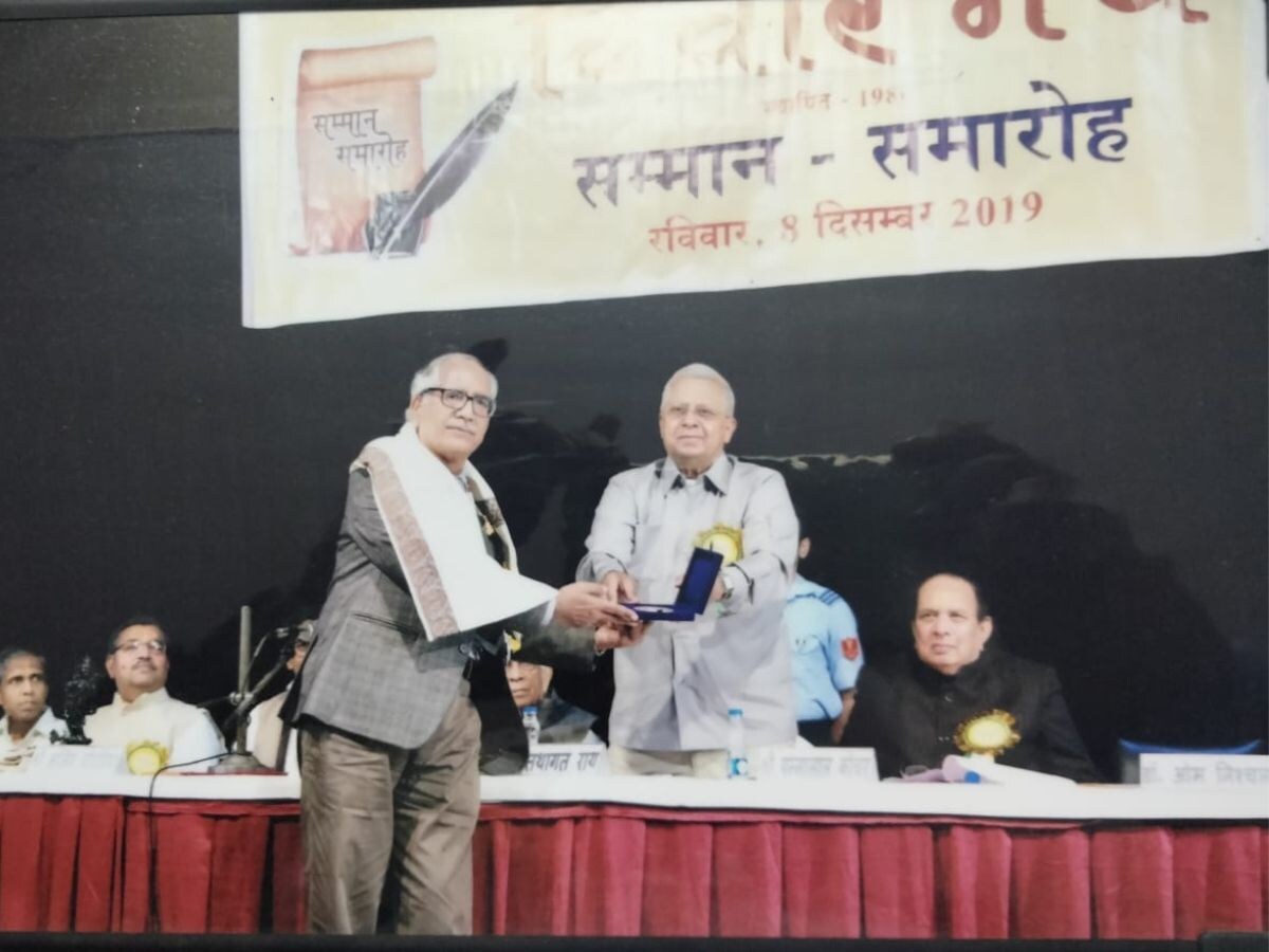 डॉ. ओम निश्‍चल: हिंदी साहित्य का एक समर्पित शब्‍द-सहचर - om nishchal ...