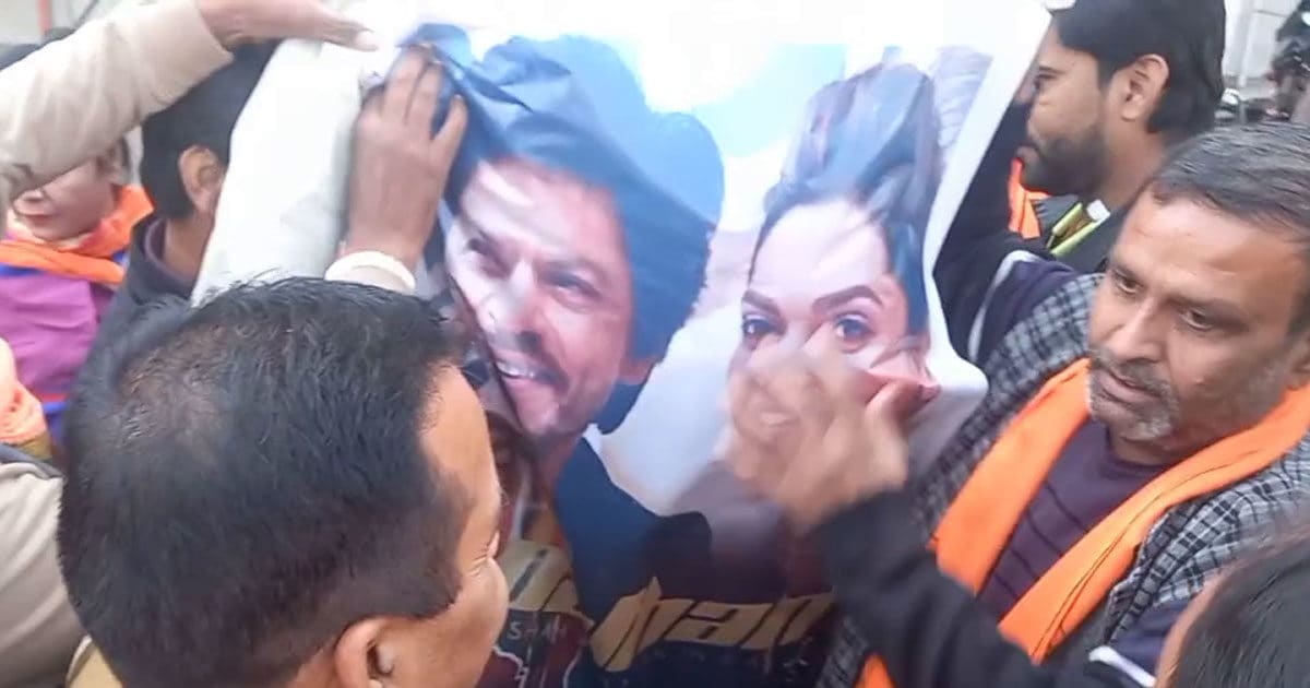 फिल्म पठान को लेकर आगरा में शुरू हुआ उग्र प्रदर्शन, शाहरुख़-दीपिका का ...