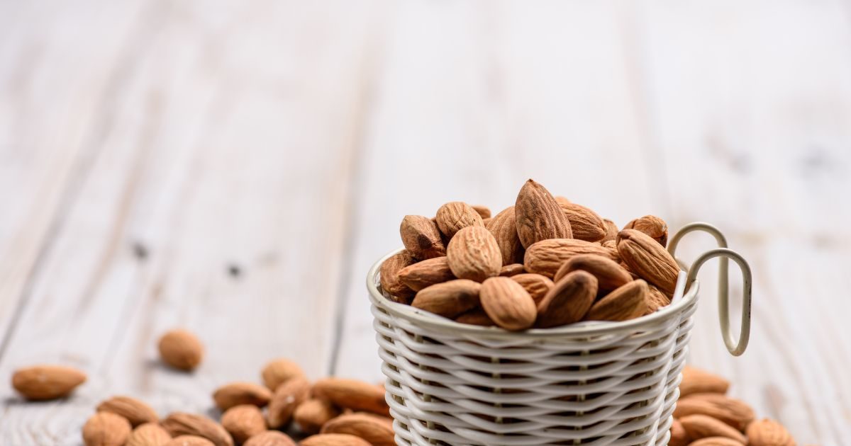 Side effects of Almonds: बादाम करता है दिमाग तेज, पर कुछ लोगों को नहीं ...
