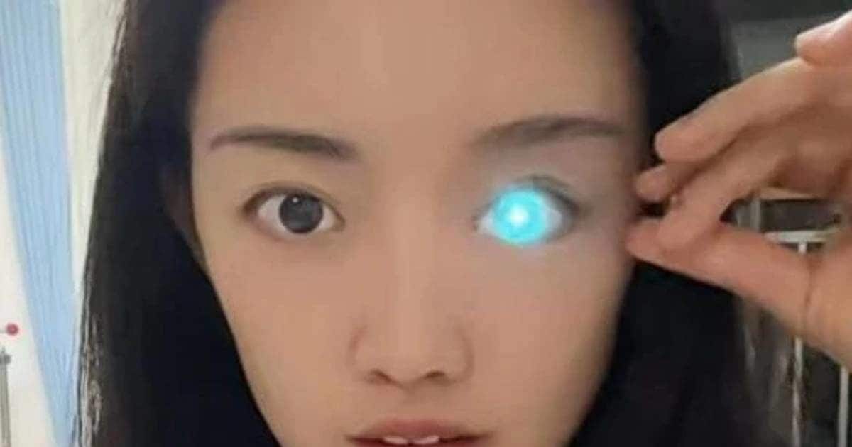 रंगीन लाइट की तरह अंधेरे में चमकती है लड़की की आंख, बदल जाता है पुतली ...