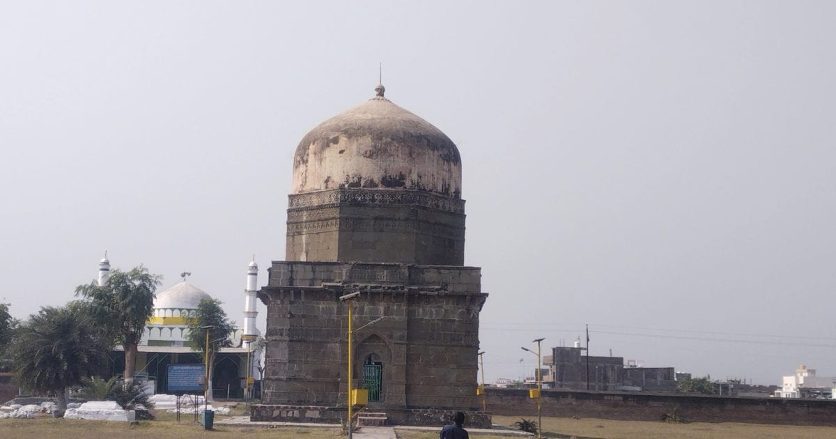 Burhanpur News काले पत्थरों से बना दौलत खां का मकबरा है यहां की पहचान