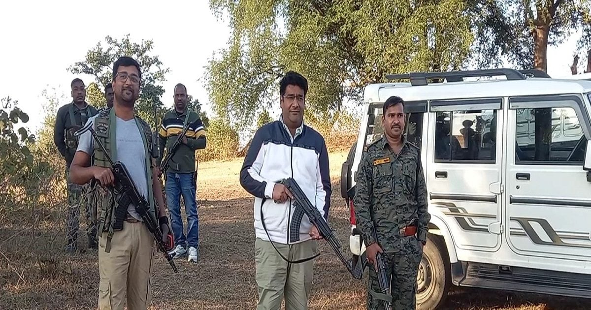 रांची के जंगलों में नक्सलियों की पुलिस से मुठभेड़, रायफल-कारतूस छोड़ ...