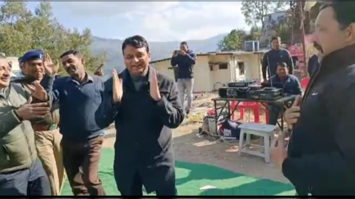 मशहूर कुमाऊंनी गाने पर जमकर थिरके अल्मोड़ा के SSP, देखकर हैरान रह गए ...