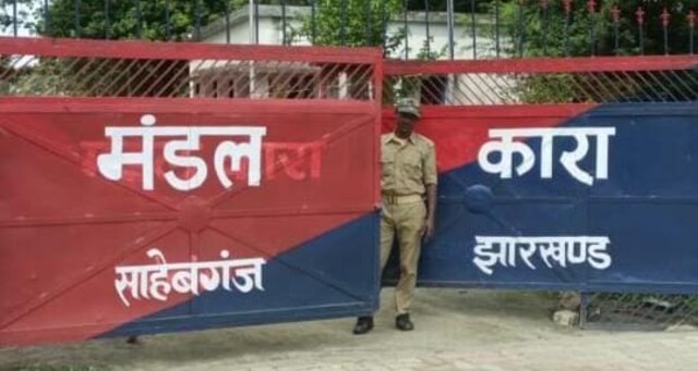 जेल में बंद मुंगेरी लाल चला रहा था मोबाइल, आपत्तिजनक चीजों की हो रही थी ...