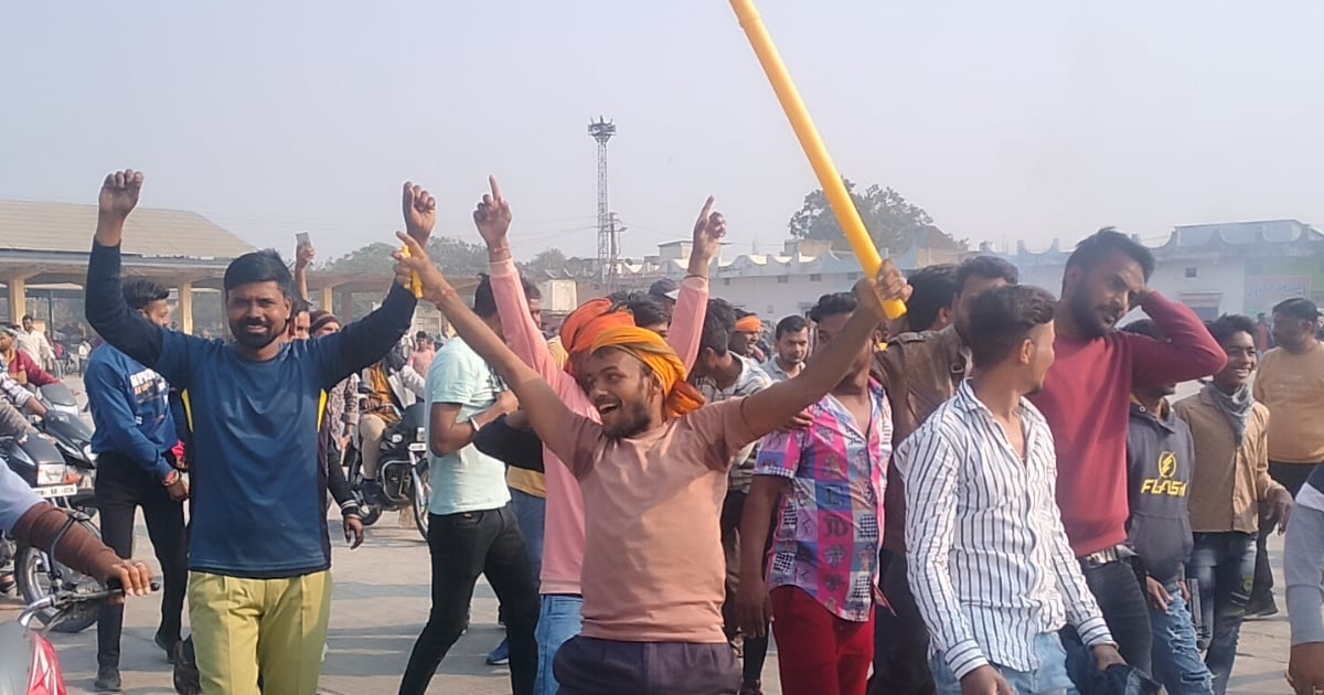 Baran News हम्माल ने जड़ा सेठ की बॉल पर छक्का गेंद पहुंची दर्शकों के पास मिला 500 रुपये का