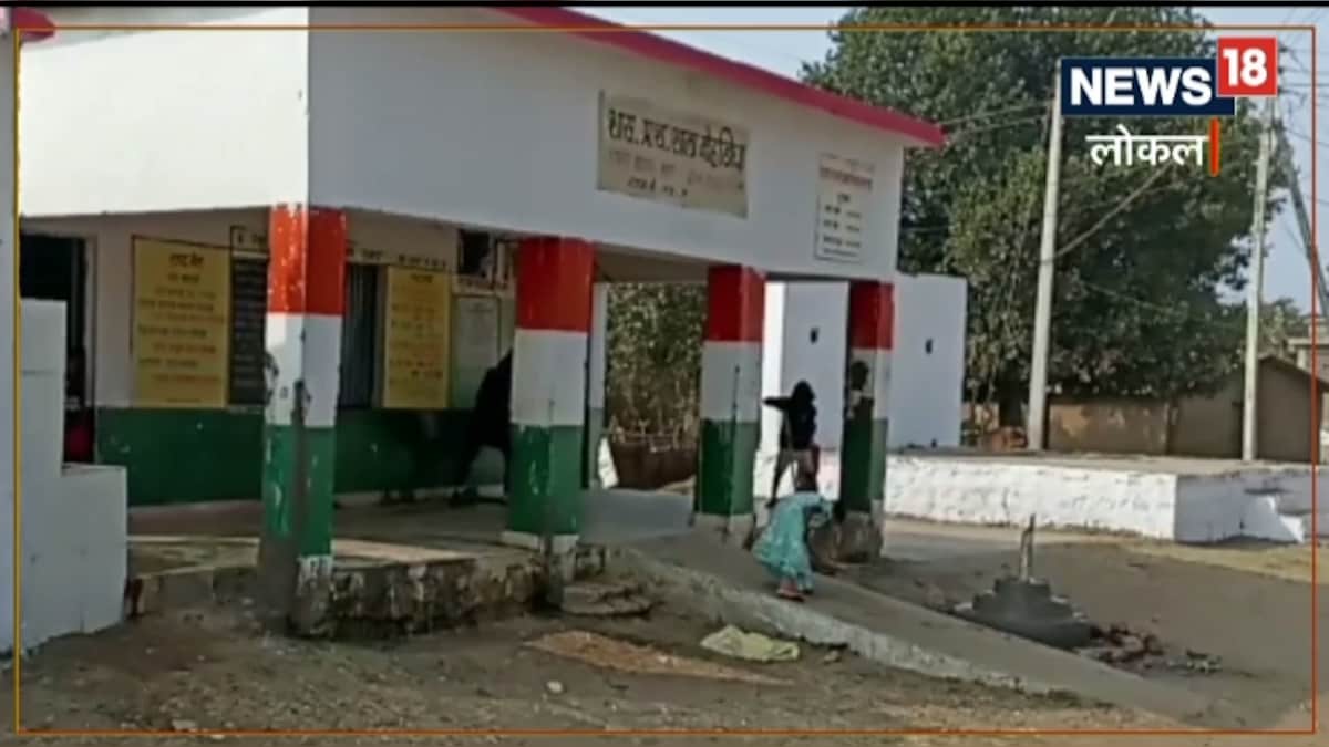 MP:मंडला के सरकारी स्कूल में किताबों की जगह झाड़ू हाथ में लेकर साफ सफाई ...