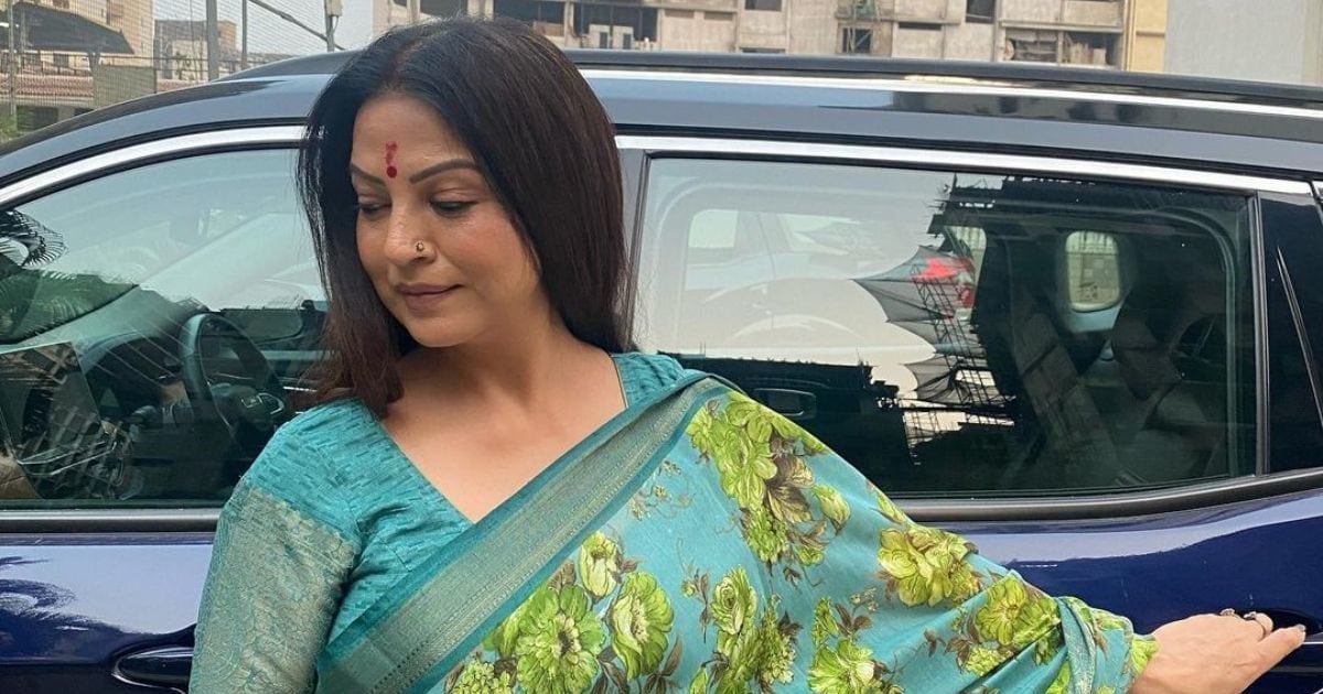 अक्षरा सिंह की मां ने दिखाई अपनी लग्जरी कार की झलक, माथे पर बिंदी और ...