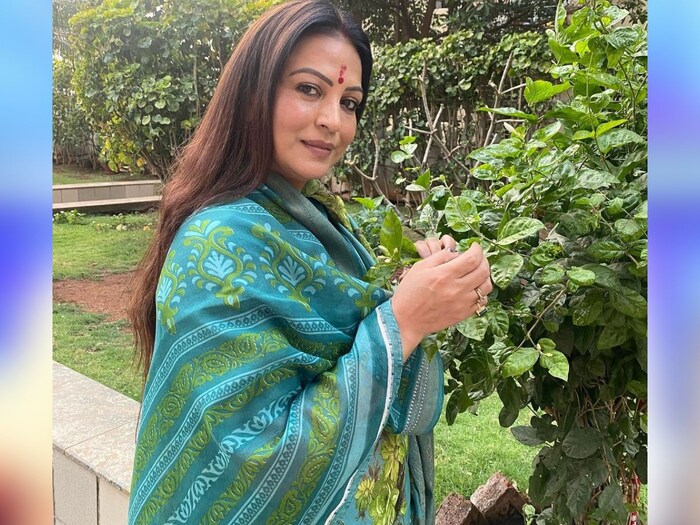 अक्षरा सिंह की मां ने दिखाई अपनी लग्जरी कार की झलक, माथे पर बिंदी और ...